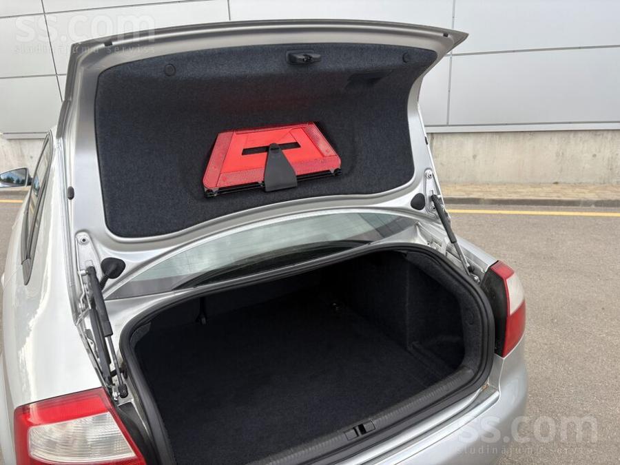 Pelēks Audi A4 2004 Rīga, ar dzinēja tilpumu 2.00 L un nobraukumu 243 tūkst. km par 2750 €, foto 13 vietnē AUTOMOTO.COM.LV