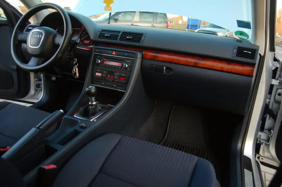 Pelēks Audi A4 2005 Jēkabpils, ar dzinēja tilpumu 2.00 L un nobraukumu 260 tūkst. km par 4300 €, foto 12 vietnē AUTOMOTO.COM.LV