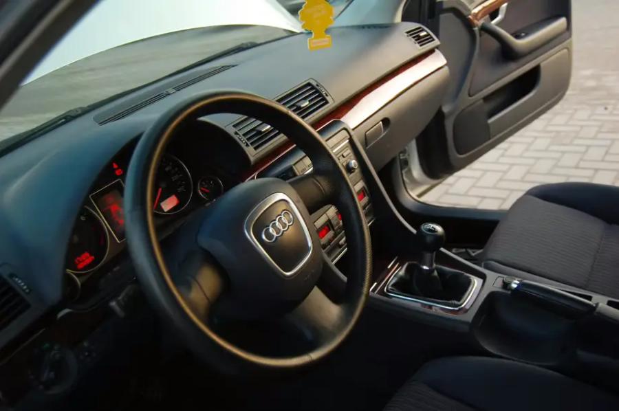 Pelēks Audi A4 2005 Jēkabpils, ar dzinēja tilpumu 2.00 L un nobraukumu 260 tūkst. km par 4300 €, foto 15 vietnē AUTOMOTO.COM.LV