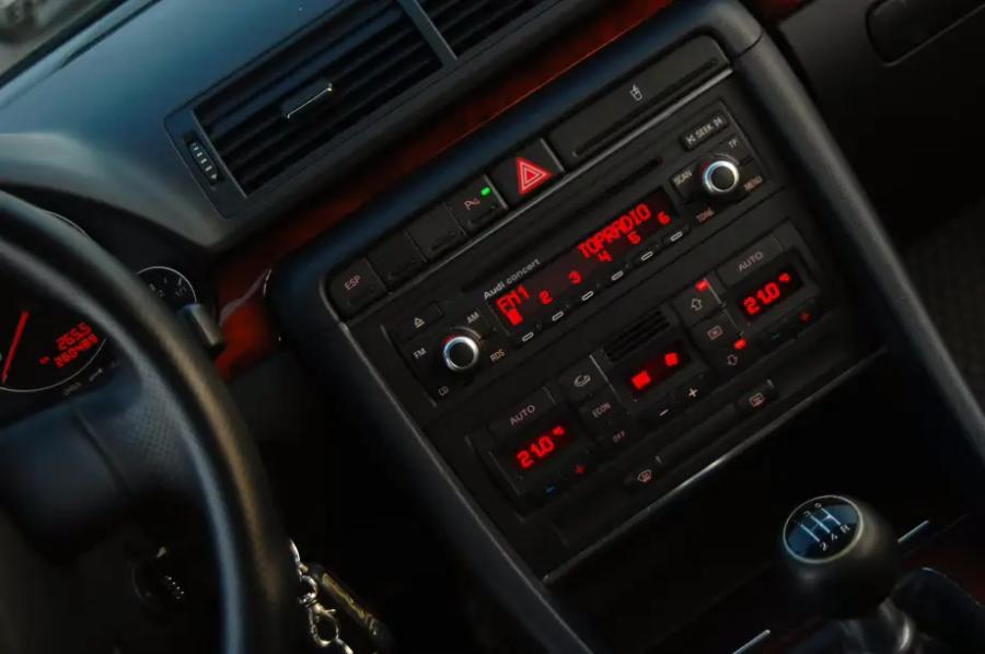Pelēks Audi A4 2005 Jēkabpils, ar dzinēja tilpumu 2.00 L un nobraukumu 260 tūkst. km par 4300 €, foto 16 vietnē AUTOMOTO.COM.LV