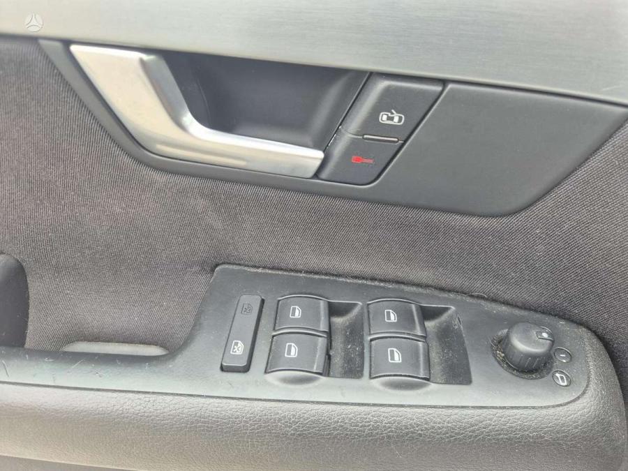 Pelēks Audi A4 2005 Kauņa, ar dzinēja tilpumu 1.98 L un nobraukumu 160 tūkst. km par 3500 €, foto 11 vietnē AUTOMOTO.COM.LV