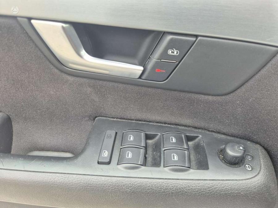 Pelēks Audi A4 2005 Kauņa, ar dzinēja tilpumu 1.98 L un nobraukumu 160 tūkst. km par 3500 €, foto 11 vietnē AUTOMOTO.COM.LV