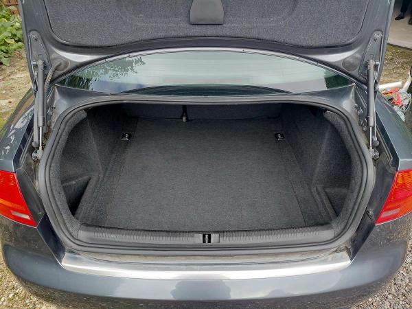 Audi A4 2007 in Kaunas on AUTOMOTO.COM.LV Grey Audi A4 2007 in Kaunas, with an engine capacity of 1.97 L and mileage of 310 thousand km for 2500 €, photo 10 on AUTOMOTO.COM.LV
