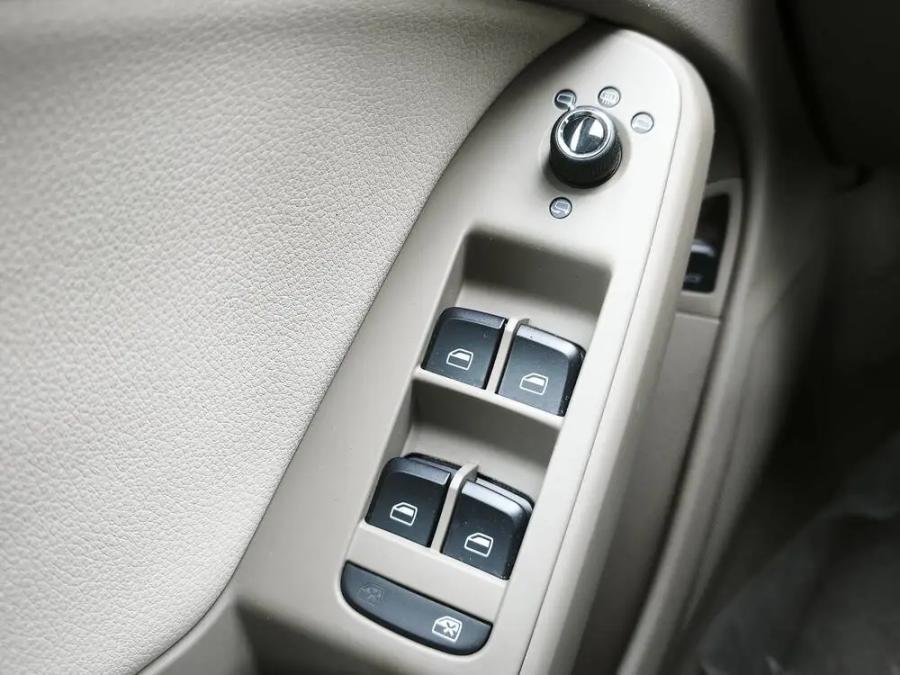 Pelēks Audi A4 2008 Cēsis, ar dzinēja tilpumu 2.00 L un nobraukumu 181 tūkst. km par 5950 €, foto 21 vietnē AUTOMOTO.COM.LV