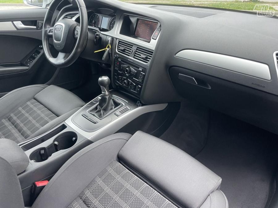 Pelēks Audi A4 2011 Kauņa, ar dzinēja tilpumu 2.00 L un nobraukumu 142 tūkst. km par 6700 €, foto 23 vietnē AUTOMOTO.COM.LV