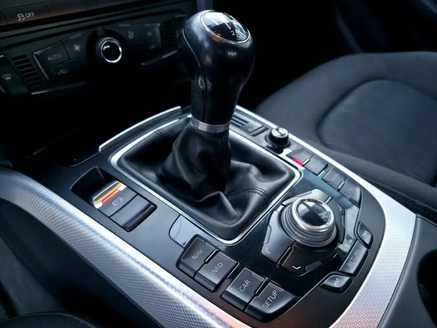 Grey Audi A4 2012 in Riga, with an engine capacity of 2.00 L and mileage of 240 thousand km for 4990 €, photo 15 on AUTOMOTO.COM.LV