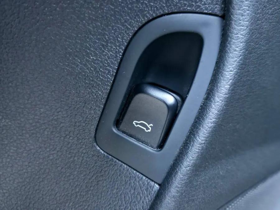 Grey Audi A4 2012 in Riga, with an engine capacity of 2.00 L and mileage of 240 thousand km for 4990 €, photo 35 on AUTOMOTO.COM.LV