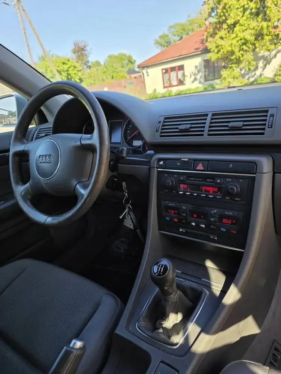 Pelēks Audi A4 2002 Ventspils, ar dzinēja tilpumu 2.00 L un nobraukumu 289 tūkst. km par 1250 €, foto 14 vietnē AUTOMOTO.COM.LV
