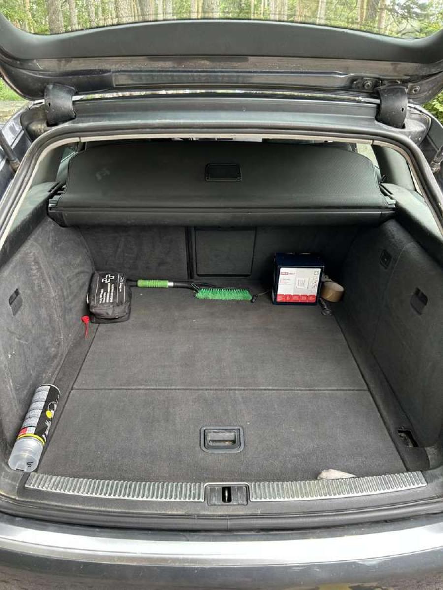 Pelēks Audi A4 2002 Joniškis, ar dzinēja tilpumu 1.90 L un nobraukumu 430 tūkst. km par 1200 €, foto 14 vietnē AUTOMOTO.COM.LV