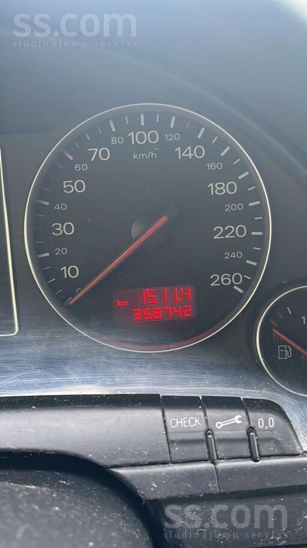 Pelēks Audi A4 2004 Valmiera, ar dzinēja tilpumu 1.90 L un nobraukumu 359 tūkst. km par 800 €, foto 5 vietnē AUTOMOTO.COM.LV