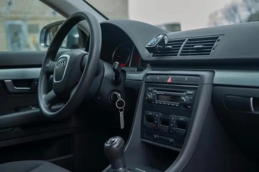Pelēks Audi A4 2005 Grobiņa, ar dzinēja tilpumu 2.00 L un nobraukumu 269 tūkst. km par 3500 €, foto 12 vietnē AUTOMOTO.COM.LV