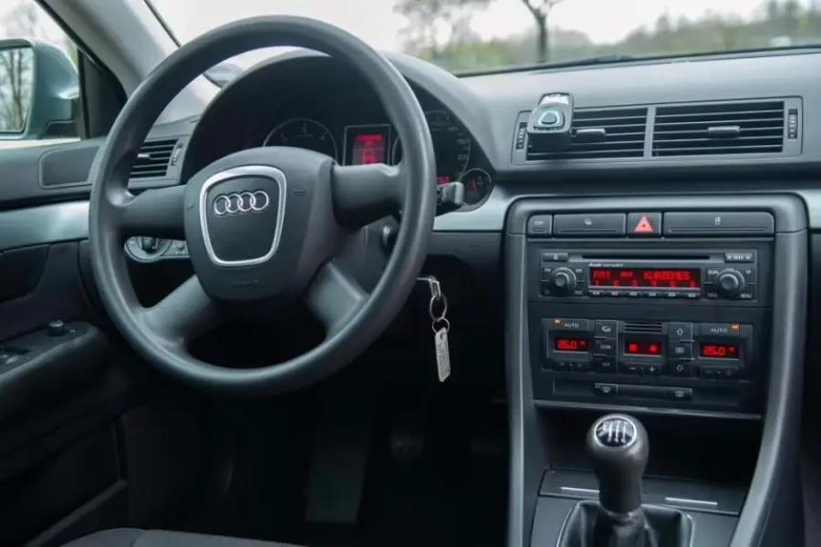 Pelēks Audi A4 2005 Grobiņa, ar dzinēja tilpumu 2.00 L un nobraukumu 269 tūkst. km par 3500 €, foto 14 vietnē AUTOMOTO.COM.LV