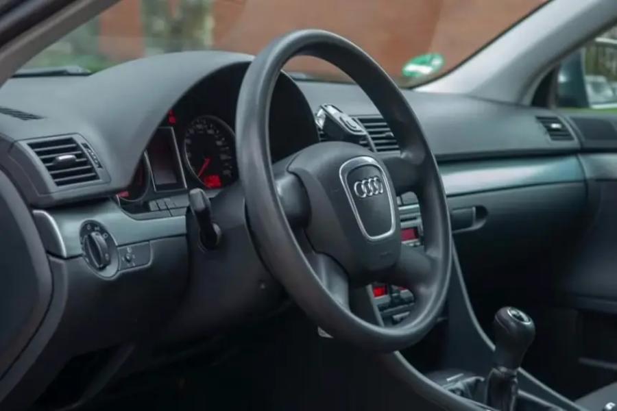 Pelēks Audi A4 2005 Grobiņa, ar dzinēja tilpumu 2.00 L un nobraukumu 269 tūkst. km par 3500 €, foto 20 vietnē AUTOMOTO.COM.LV