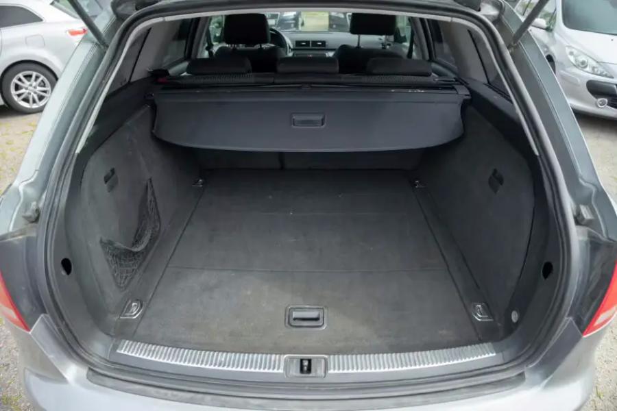 Pelēks Audi A4 2005 Liepāja, ar dzinēja tilpumu 2.00 L un nobraukumu 363 tūkst. km par 1600 €, foto 12 vietnē AUTOMOTO.COM.LV
