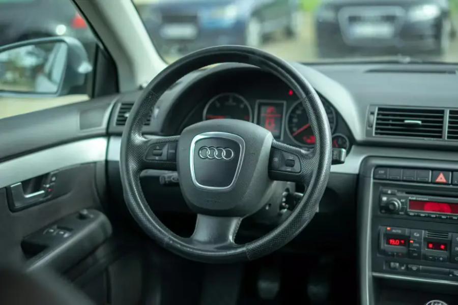 Pelēks Audi A4 2005 Liepāja, ar dzinēja tilpumu 2.00 L un nobraukumu 363 tūkst. km par 1600 €, foto 16 vietnē AUTOMOTO.COM.LV