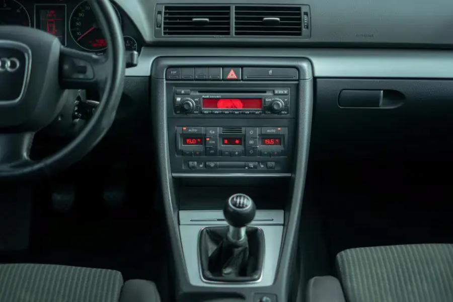 Pelēks Audi A4 2005 Liepāja, ar dzinēja tilpumu 2.00 L un nobraukumu 363 tūkst. km par 1600 €, foto 18 vietnē AUTOMOTO.COM.LV