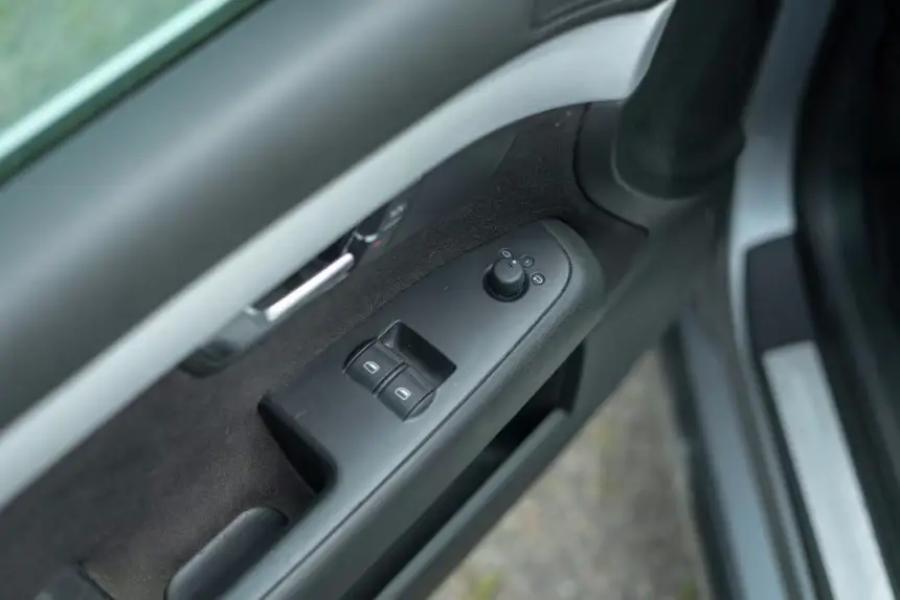 Pelēks Audi A4 2005 Liepāja, ar dzinēja tilpumu 2.00 L un nobraukumu 363 tūkst. km par 1600 €, foto 23 vietnē AUTOMOTO.COM.LV