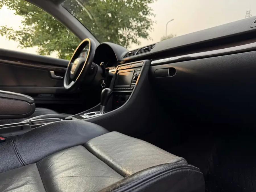 Grey Audi A4 2005 in Riga, with an engine capacity of 3.00 L and mileage of 301 thousand km for 2990 €, photo 10 on AUTOMOTO.COM.LV