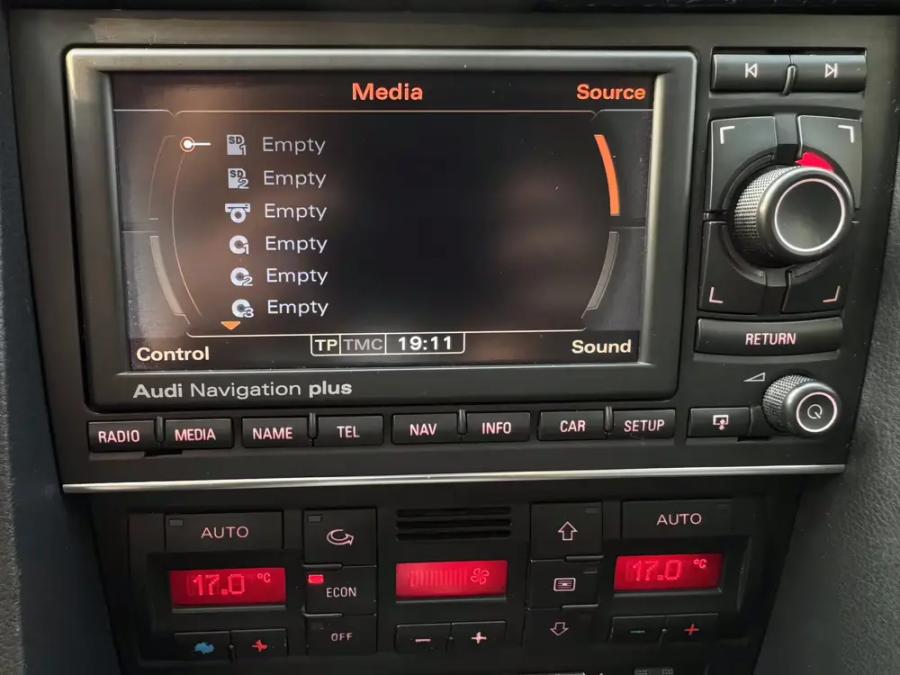Grey Audi A4 2005 in Riga, with an engine capacity of 3.00 L and mileage of 301 thousand km for 2990 €, photo 19 on AUTOMOTO.COM.LV