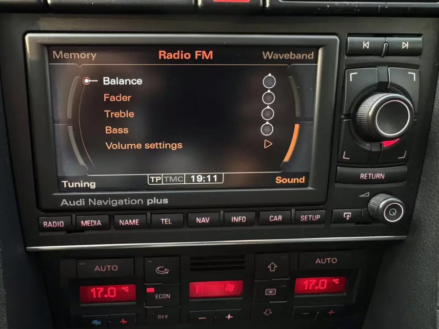 Grey Audi A4 2005 in Riga, with an engine capacity of 3.00 L and mileage of 301 thousand km for 2990 €, photo 21 on AUTOMOTO.COM.LV