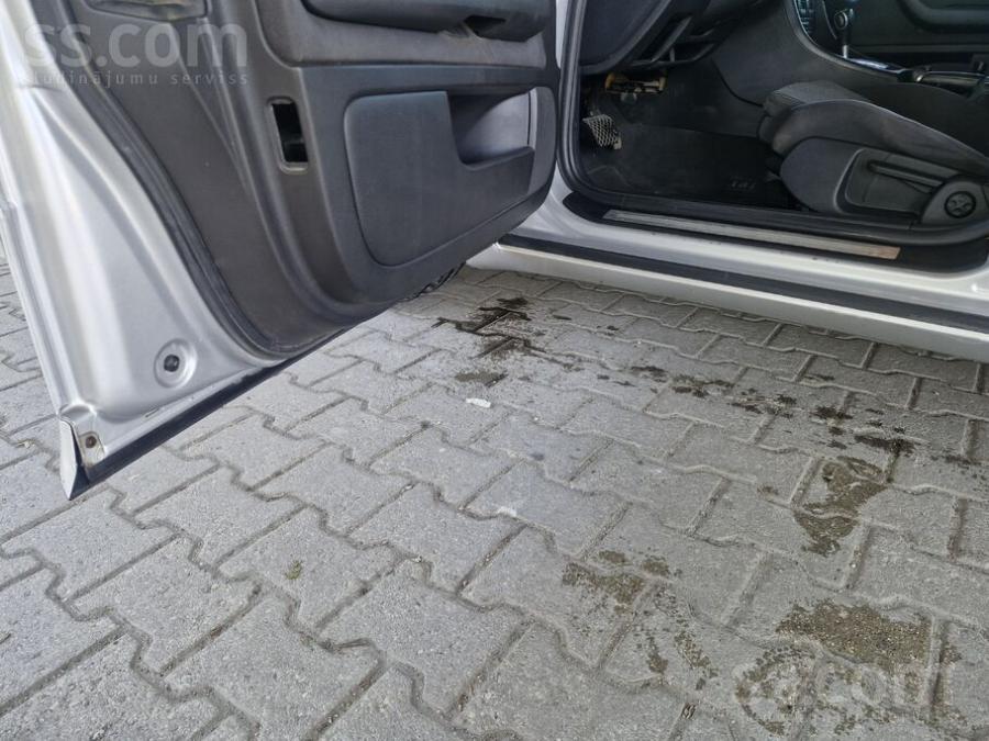 Grey Audi A4 2005 in Ventspils, with an engine capacity of 3.00 L and mileage of 327 thousand km for 2600 €, photo 13 on AUTOMOTO.COM.LV