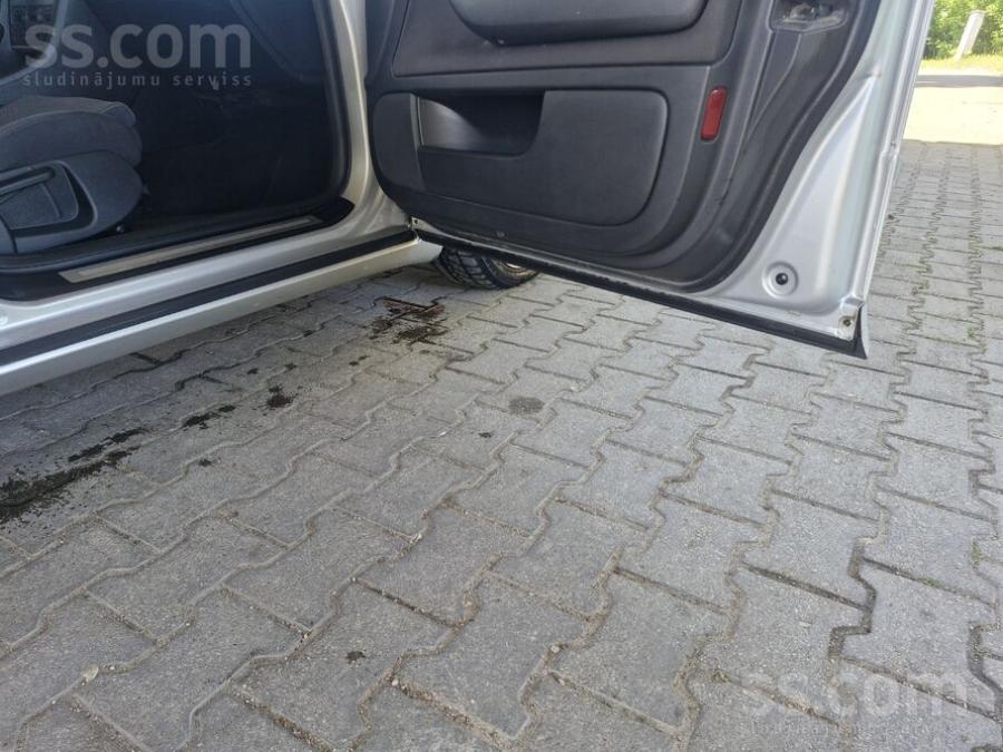 Grey Audi A4 2005 in Ventspils, with an engine capacity of 3.00 L and mileage of 327 thousand km for 2600 €, photo 14 on AUTOMOTO.COM.LV