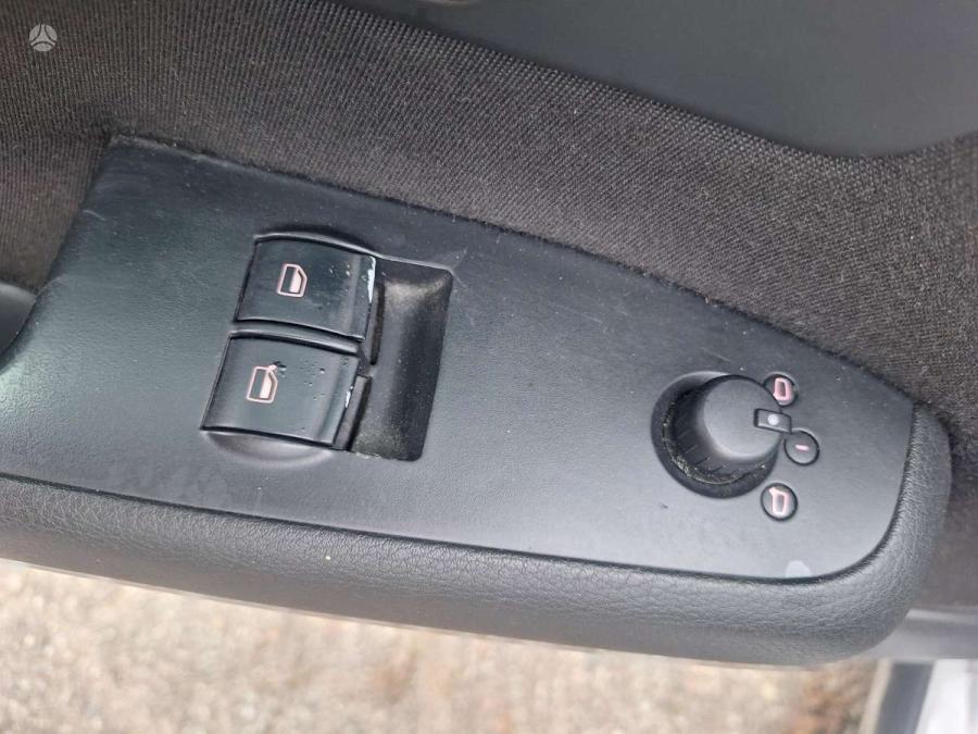 Pelēks Audi A4 2005 Prienai, ar dzinēja tilpumu 1.99 L un nobraukumu 296 tūkst. km par 2399 €, foto 24 vietnē AUTOMOTO.COM.LV