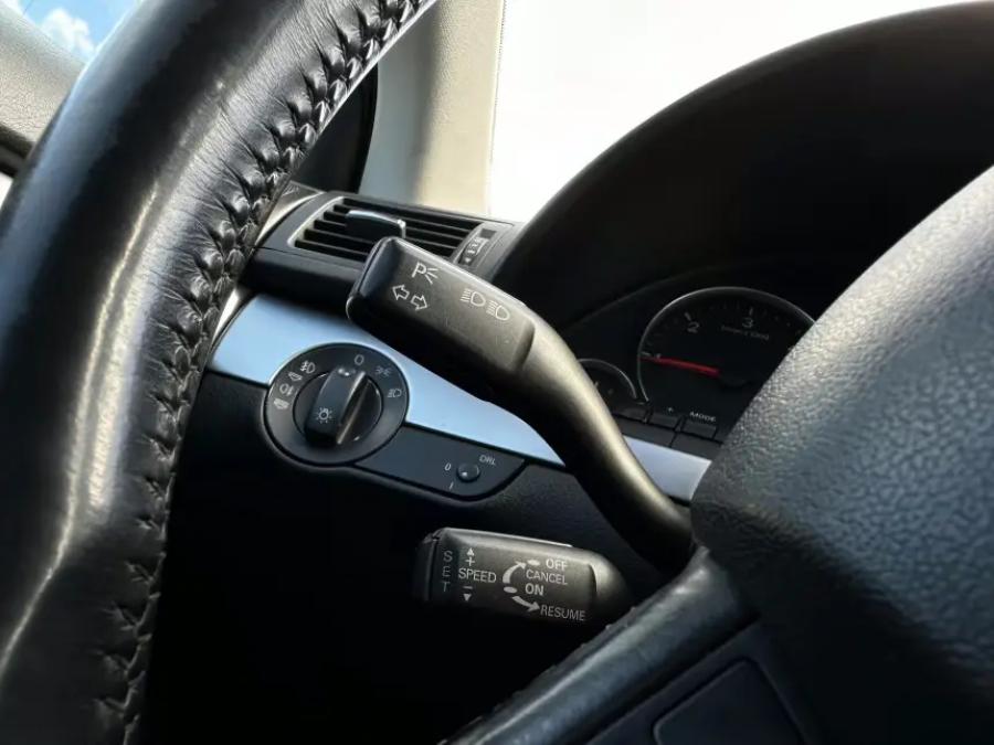 Grey Audi A4 2006 in Riga, with an engine capacity of 2.00 L and mileage of 350 thousand km for 1990 €, photo 12 on AUTOMOTO.COM.LV