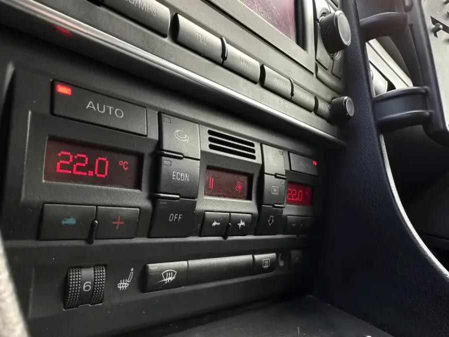Grey Audi A4 2006 in Riga, with an engine capacity of 2.00 L and mileage of 350 thousand km for 1990 €, photo 13 on AUTOMOTO.COM.LV