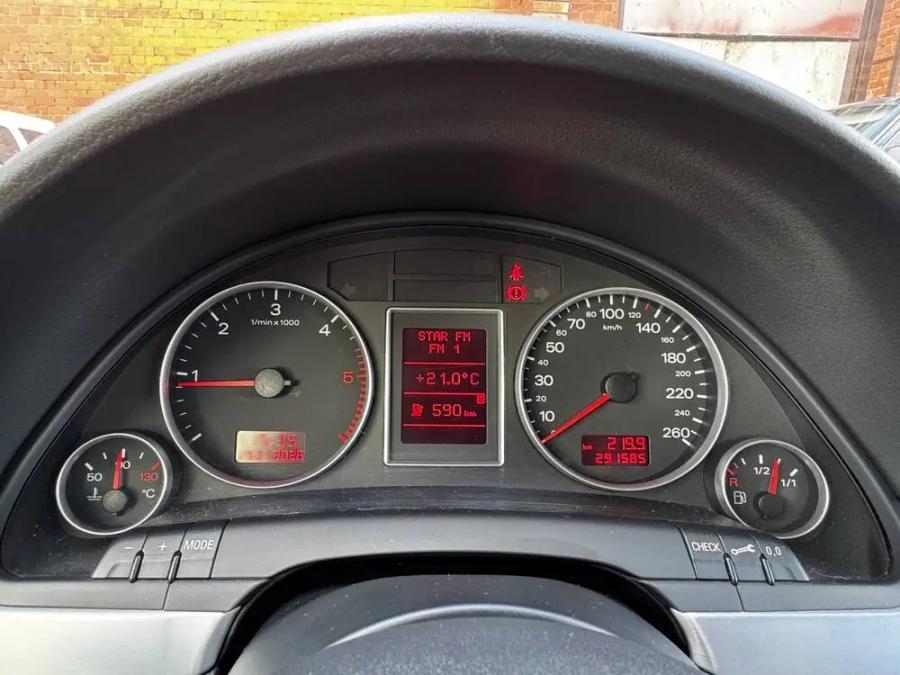 Pelēks Audi A4 2006 Daugavpils, ar dzinēja tilpumu 2.00 L un nobraukumu 291 tūkst. km par 3950 €, foto 21 vietnē AUTOMOTO.COM.LV
