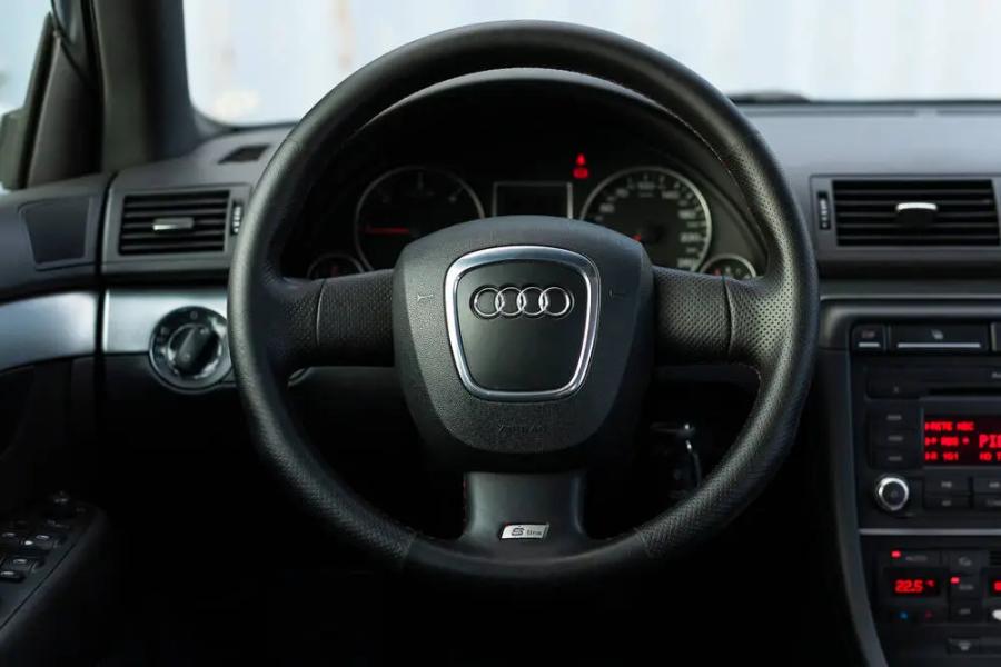 Grey Audi A4 2007 in Riga, with an engine capacity of 2.00 L and mileage of 260 thousand km for 3995 €, photo 24 on AUTOMOTO.COM.LV