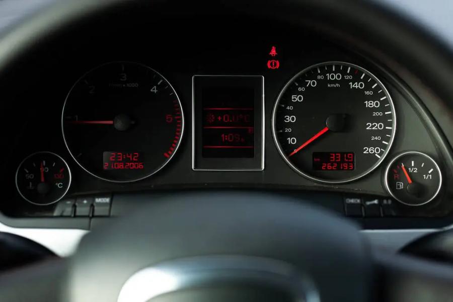 Grey Audi A4 2007 in Riga, with an engine capacity of 2.00 L and mileage of 260 thousand km for 3995 €, photo 27 on AUTOMOTO.COM.LV