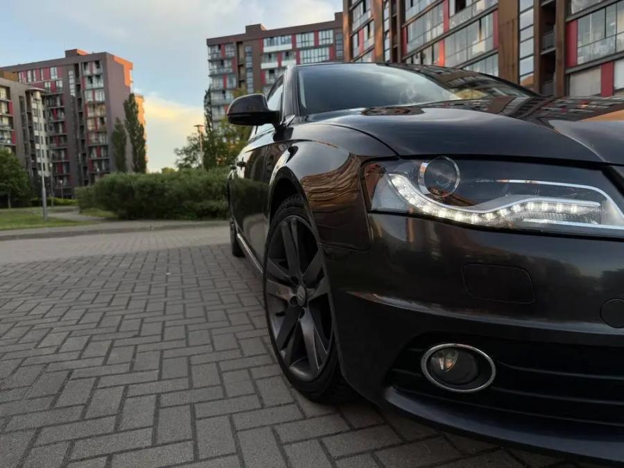 Grey Audi A4 2008 in Riga, with an engine capacity of 3.00 L and mileage of 338 thousand km for 4990 €, photo 3 on AUTOMOTO.COM.LV