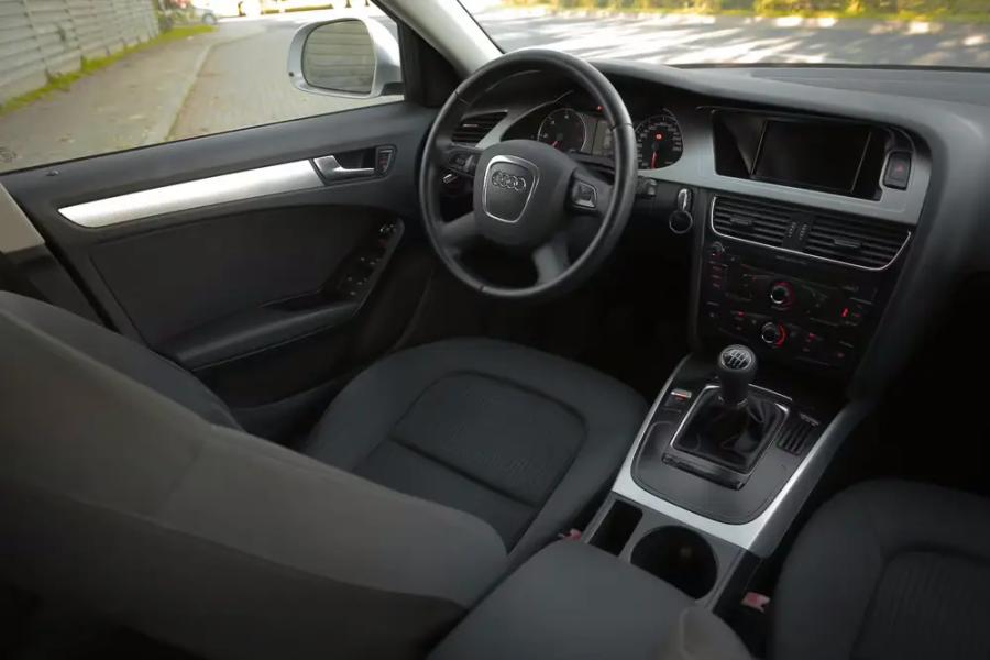 Grey Audi A4 2008 in Jelgava, with an engine capacity of 2.00 L and mileage of 333 thousand km for 2800 €, photo 8 on AUTOMOTO.COM.LV