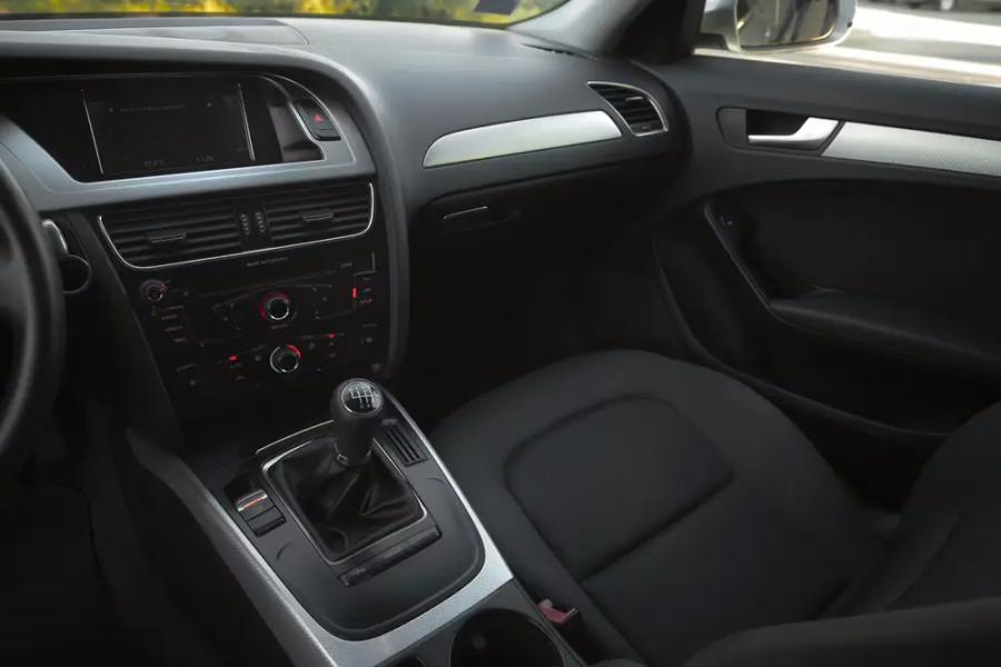 Grey Audi A4 2008 in Jelgava, with an engine capacity of 2.00 L and mileage of 333 thousand km for 2800 €, photo 10 on AUTOMOTO.COM.LV