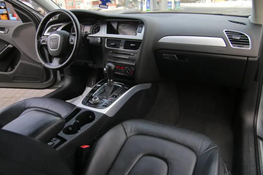 Grey Audi A4 2008 in Riga, with an engine capacity of 2.00 L and mileage of 289 thousand km for 5790 €, photo 9 on AUTOMOTO.COM.LV