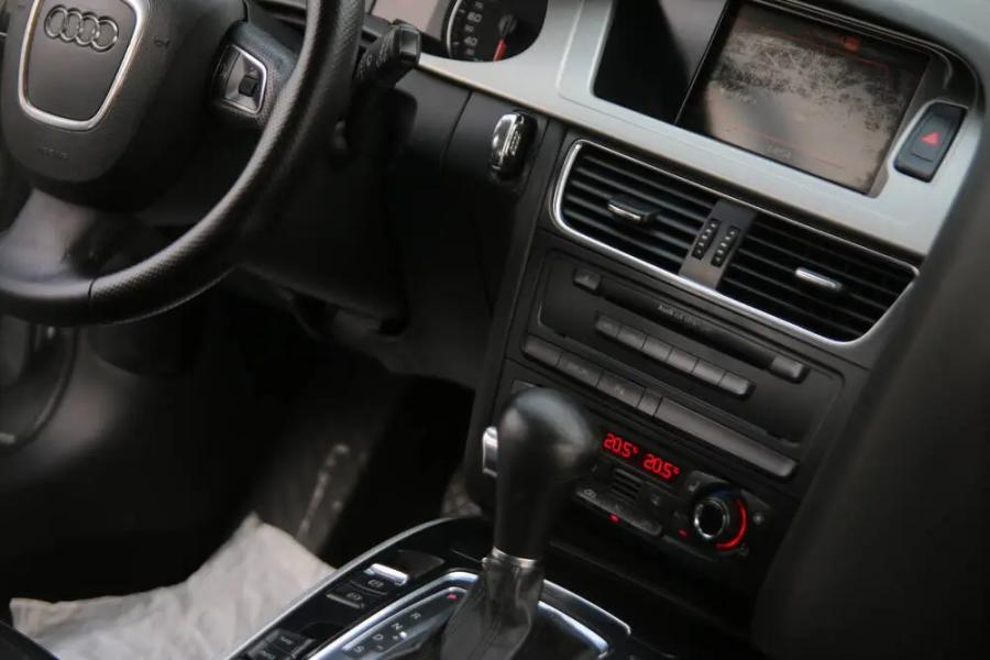 Grey Audi A4 2008 in Riga, with an engine capacity of 2.00 L and mileage of 289 thousand km for 5790 €, photo 10 on AUTOMOTO.COM.LV