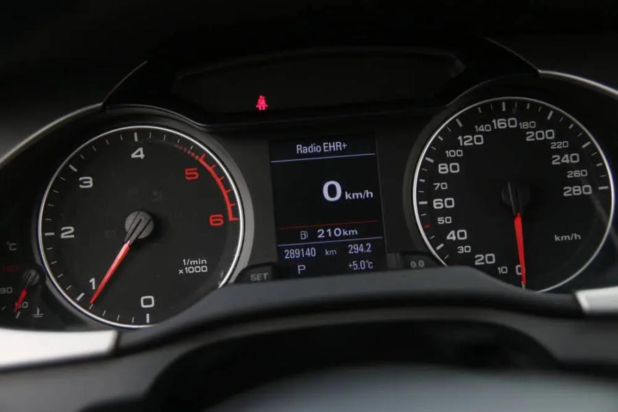 Grey Audi A4 2008 in Riga, with an engine capacity of 2.00 L and mileage of 289 thousand km for 5790 €, photo 15 on AUTOMOTO.COM.LV