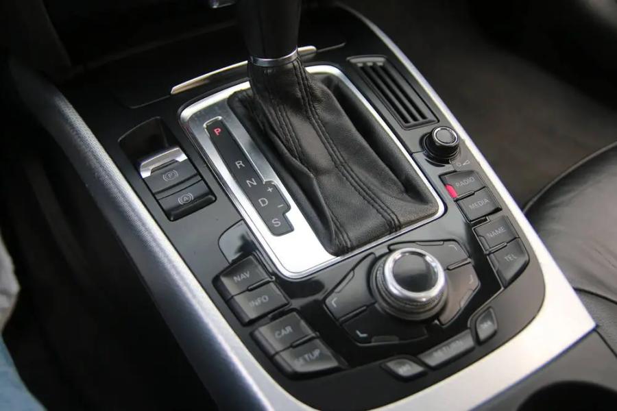 Grey Audi A4 2008 in Riga, with an engine capacity of 2.00 L and mileage of 289 thousand km for 5790 €, photo 16 on AUTOMOTO.COM.LV