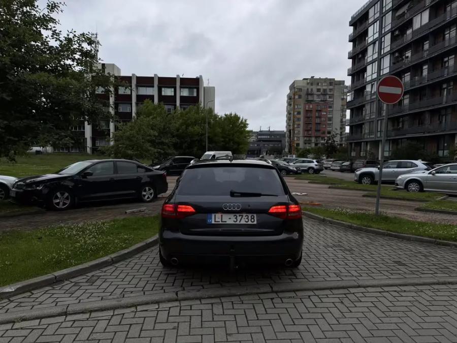 Grey Audi A4 2008 in Riga, with an engine capacity of 2.70 L and mileage of 390 thousand km for 4190 €, photo 5 on AUTOMOTO.COM.LV
