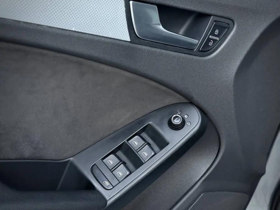 Grey Audi A4 2009 in Riga, with an engine capacity of 1.80 L and mileage of 264 thousand km for 3900 €, photo 16 on AUTOMOTO.COM.LV