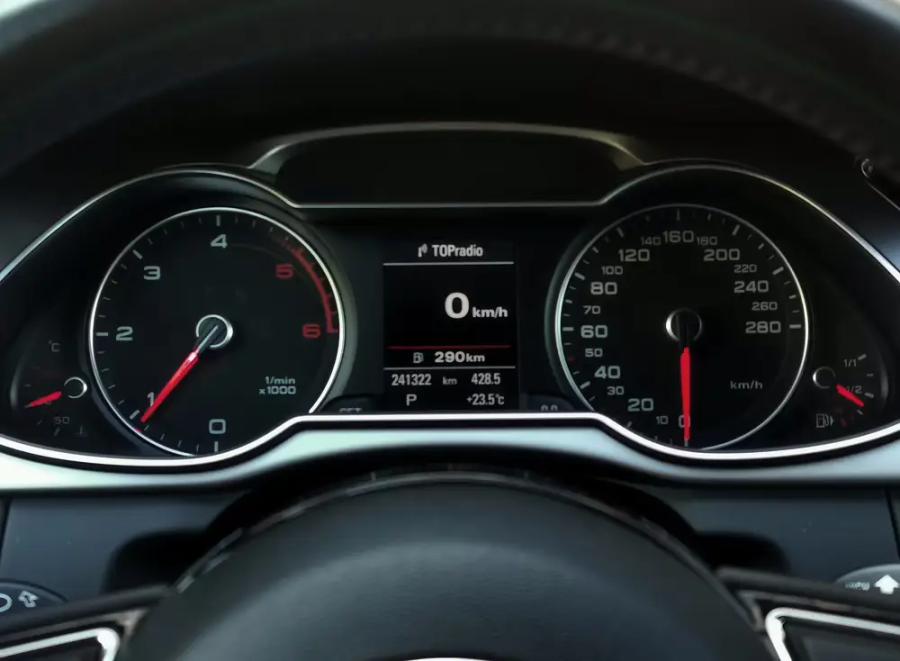 Grey Audi A4 2013 in Riga, with an engine capacity of 2.00 L and mileage of 241 thousand km for 10590 €, photo 21 on AUTOMOTO.COM.LV