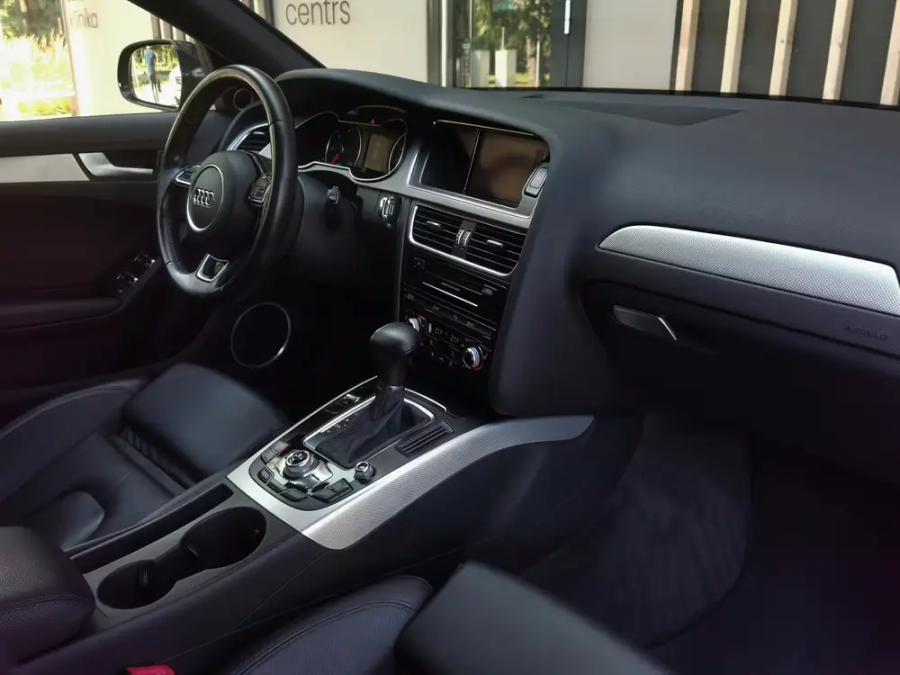 Grey Audi A4 2013 in Riga, with an engine capacity of 2.00 L and mileage of 241 thousand km for 10590 €, photo 20 on AUTOMOTO.COM.LV
