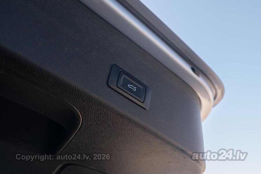 Grey Audi A4 2015 in Tallinn, with an engine capacity of 2.00 L and mileage of 255 thousand km for 7999 €, photo 12 on AUTOMOTO.COM.LV