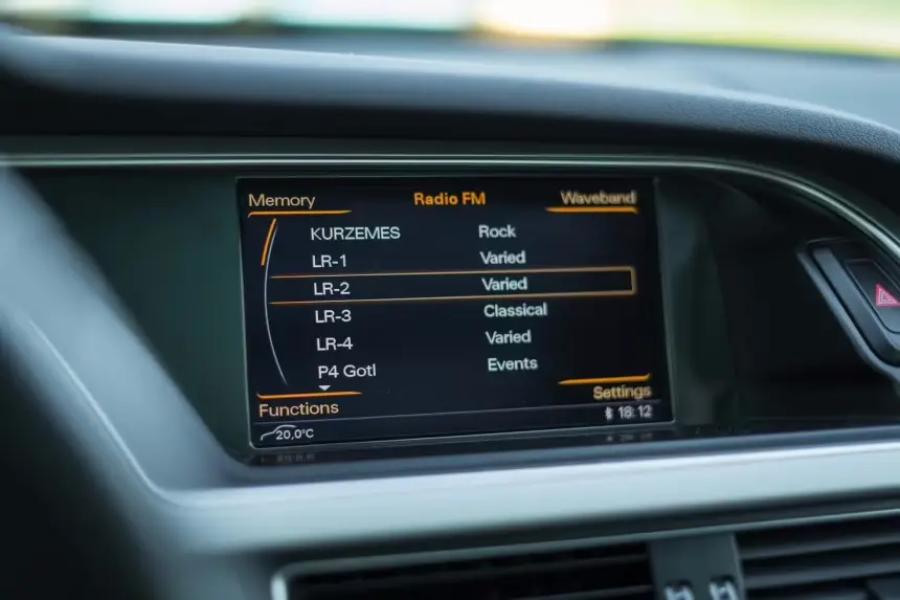 Pelēks Audi A4 2015 Liepāja, ar dzinēja tilpumu 3.00 L un nobraukumu 216 tūkst. km par 14500 €, foto 13 vietnē AUTOMOTO.COM.LV
