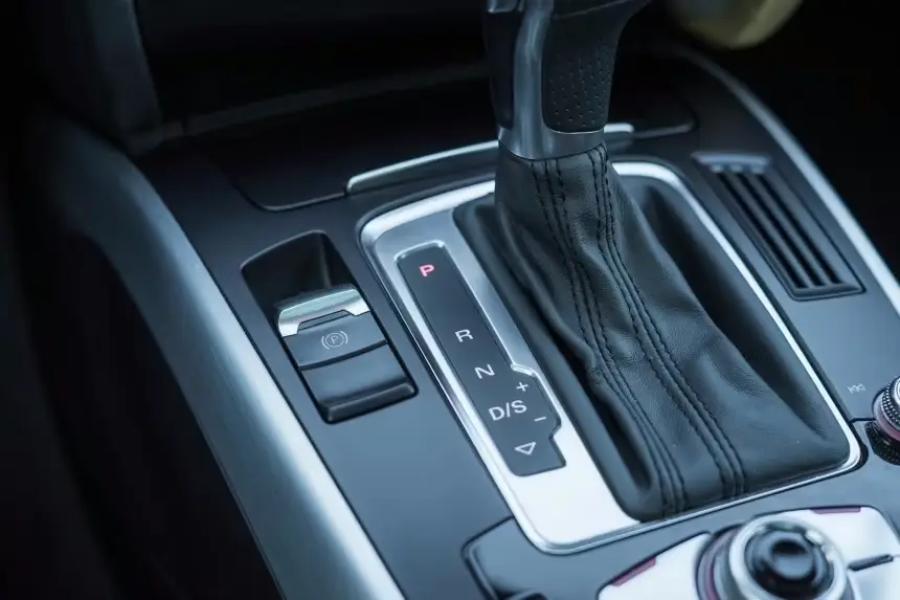 Pelēks Audi A4 2015 Liepāja, ar dzinēja tilpumu 3.00 L un nobraukumu 216 tūkst. km par 14500 €, foto 20 vietnē AUTOMOTO.COM.LV