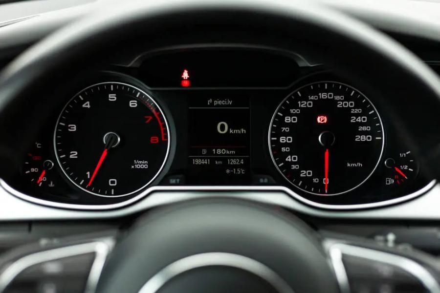 Pelēks Audi A4 2015 Rīga, ar dzinēja tilpumu 2.00 L un nobraukumu 198 tūkst. km par 11500 €, foto 11 vietnē AUTOMOTO.COM.LV