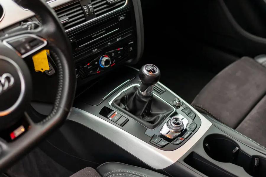Pelēks Audi A4 2015 Rīga, ar dzinēja tilpumu 2.00 L un nobraukumu 198 tūkst. km par 11500 €, foto 28 vietnē AUTOMOTO.COM.LV