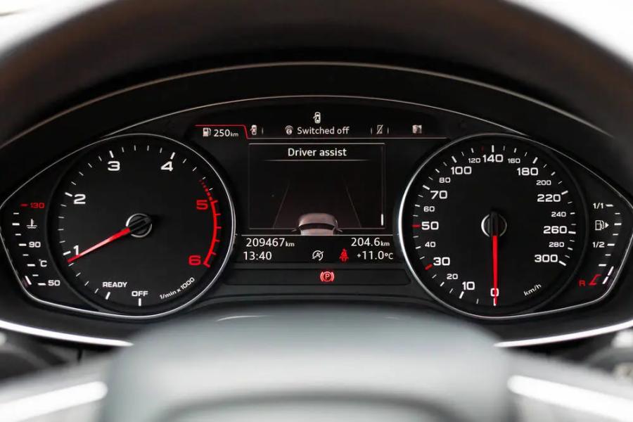 Grey Audi A4 2016 in Riga, with an engine capacity of 2.00 L and mileage of 209 thousand km for 11995 €, photo 26 on AUTOMOTO.COM.LV