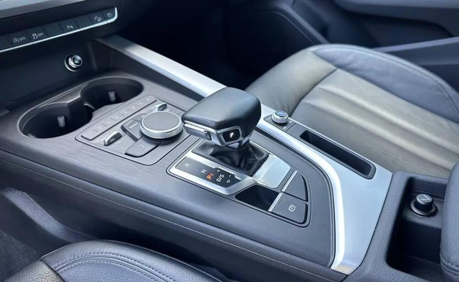 Grey Audi A4 2017 in Rezekne, with an engine capacity of 2.00 L and mileage of 200 thousand km for 15990 €, photo 19 on AUTOMOTO.COM.LV
